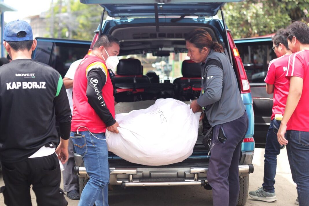 Grab, MOVE IT distribute relief packages to 1,000 families