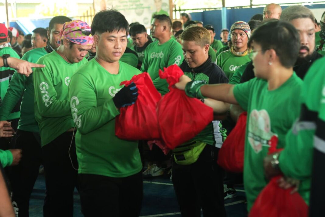 Grab, MOVE IT distribute relief packages to 1,000 families